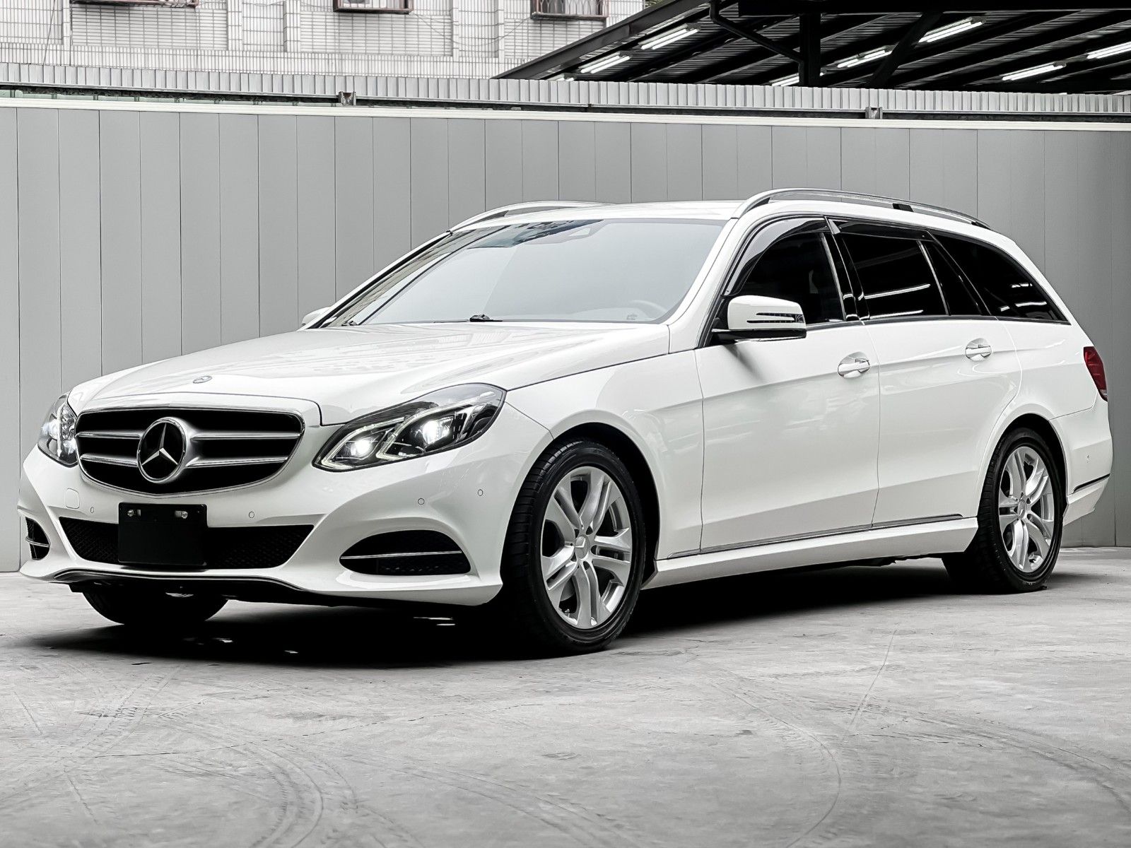 仁富汽車 14年式 E300 旅行車、日規、23p、雙魚眼、盲點、電尾、四驅【中古車(二手車)價格/圖片/配備/說明】 | 8891汽車