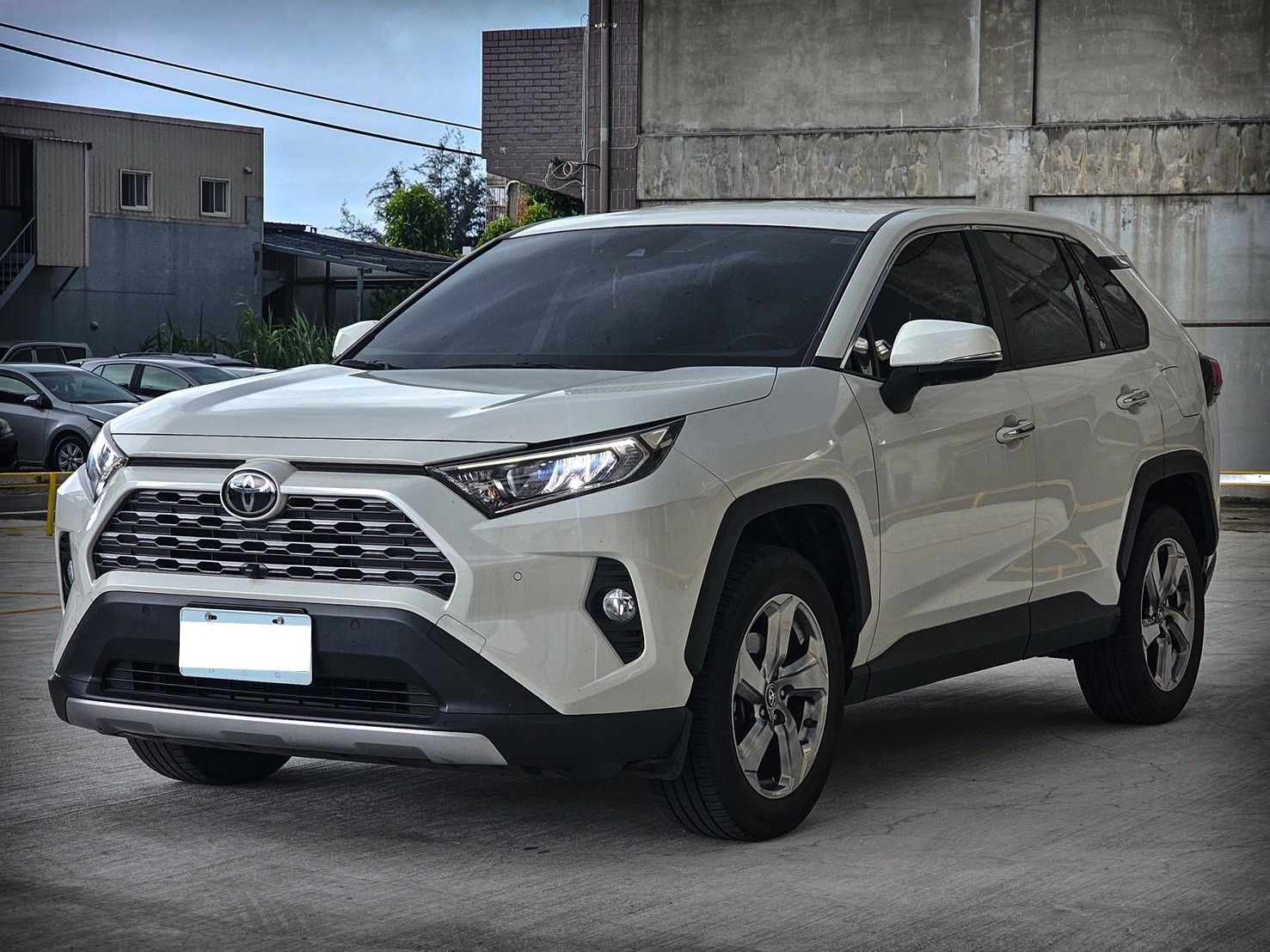 Toyota RAV4 2019年二手車 73.0萬 桃園市-愛車女孩 | 8891汽車