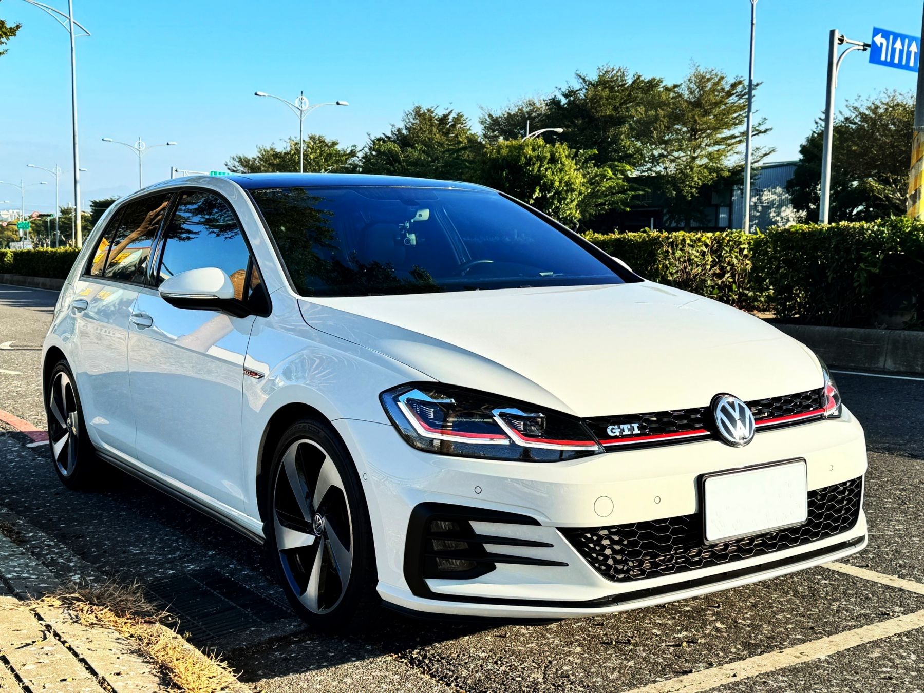 Volkswagen Golf GTI 2018年二手車 98.0萬 台中市-展鑫國際車業 | 8891汽車