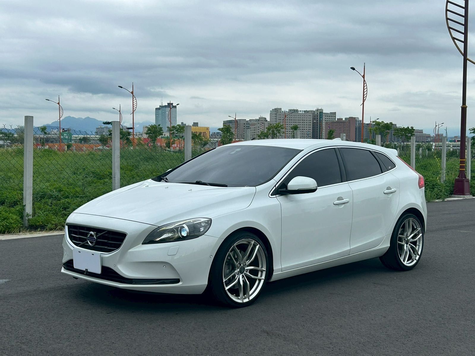 嚴選專區 - Volvo V40 2014年二手車 29.8萬 台中市-富士康汽車商行 | 8891汽車