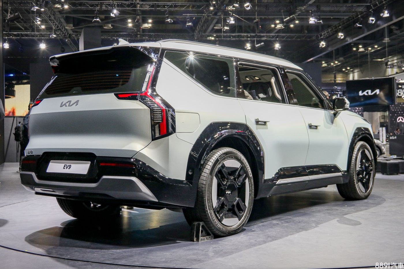 【2023首爾車展】Kia EV9霸氣現身 實車有夠帥！ | 8891新車