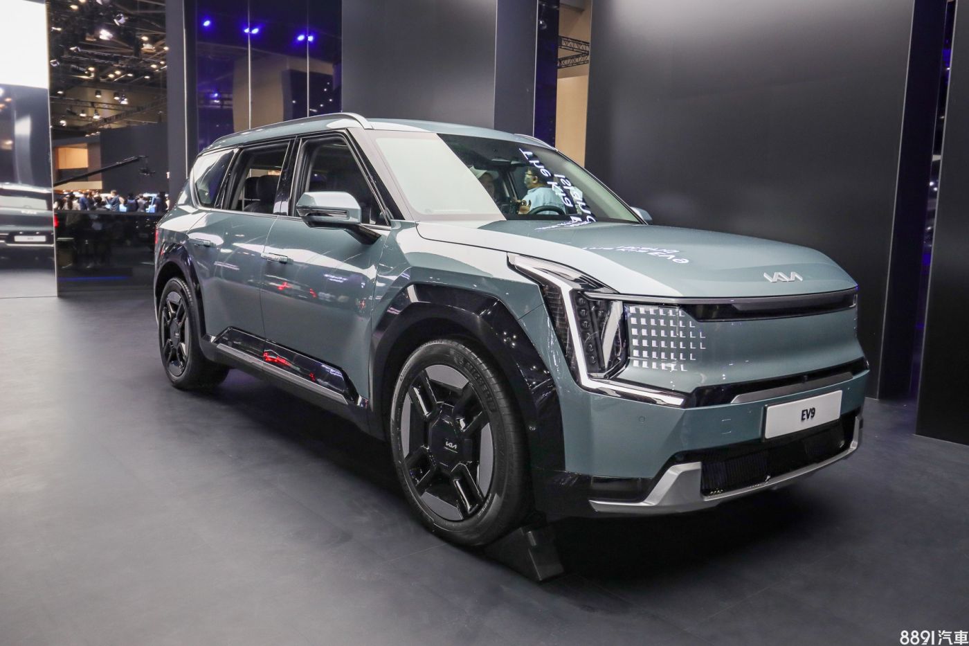 【2023首爾車展】Kia EV9霸氣現身 實車有夠帥！ | 8891新車