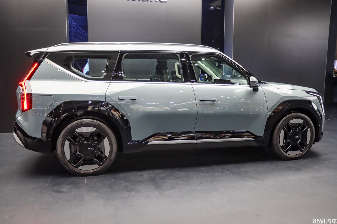 【2023首爾車展】Kia EV9霸氣現身 實車有夠帥！ | 8891新車