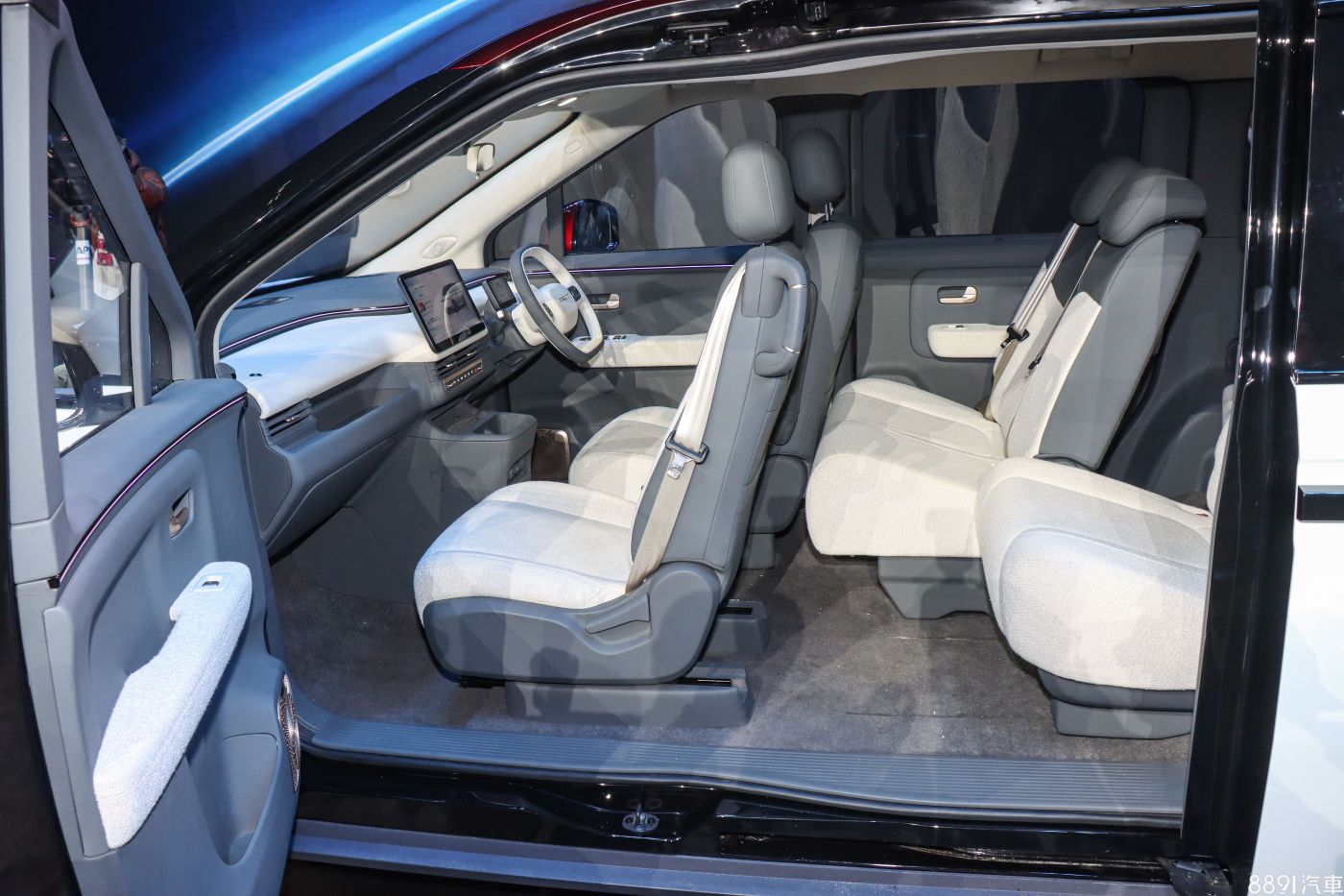 【2025鴻海科技日】Model A三版本展演！2～7座電動MPV可家用可商用！ | 8891新車